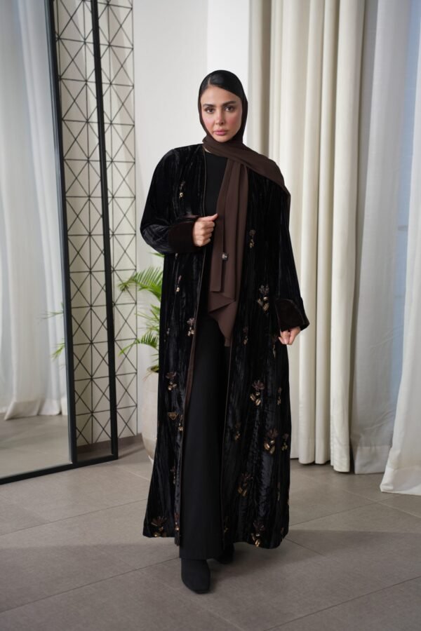 عباية مخمل مشخط الشك X تطريز – TALEEN COLLECTION